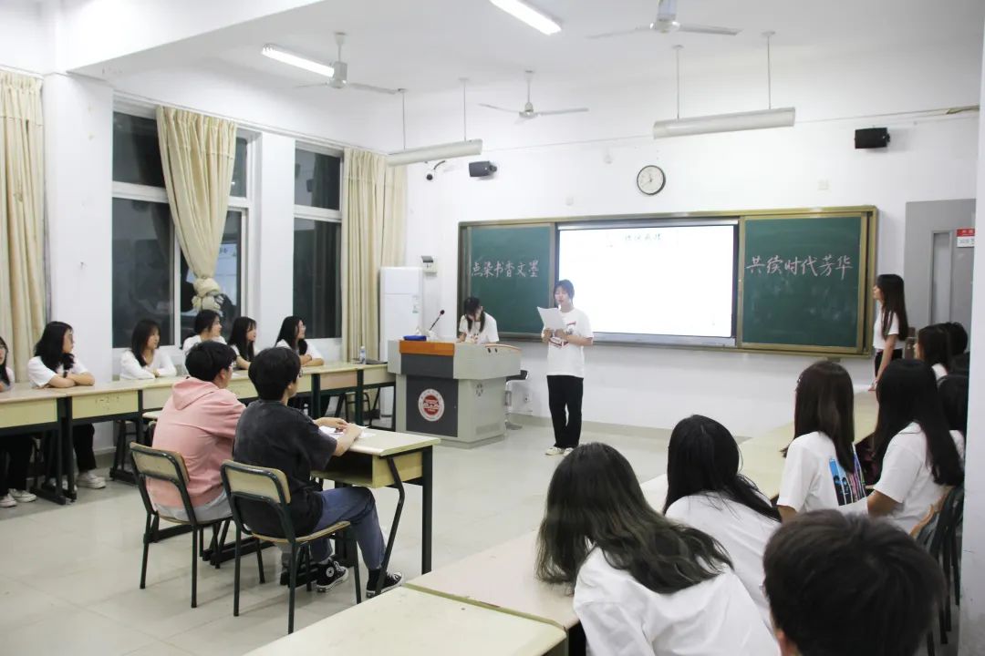 外国语学院组织开展“阅读启智人生，书香点亮信仰” 团日活动