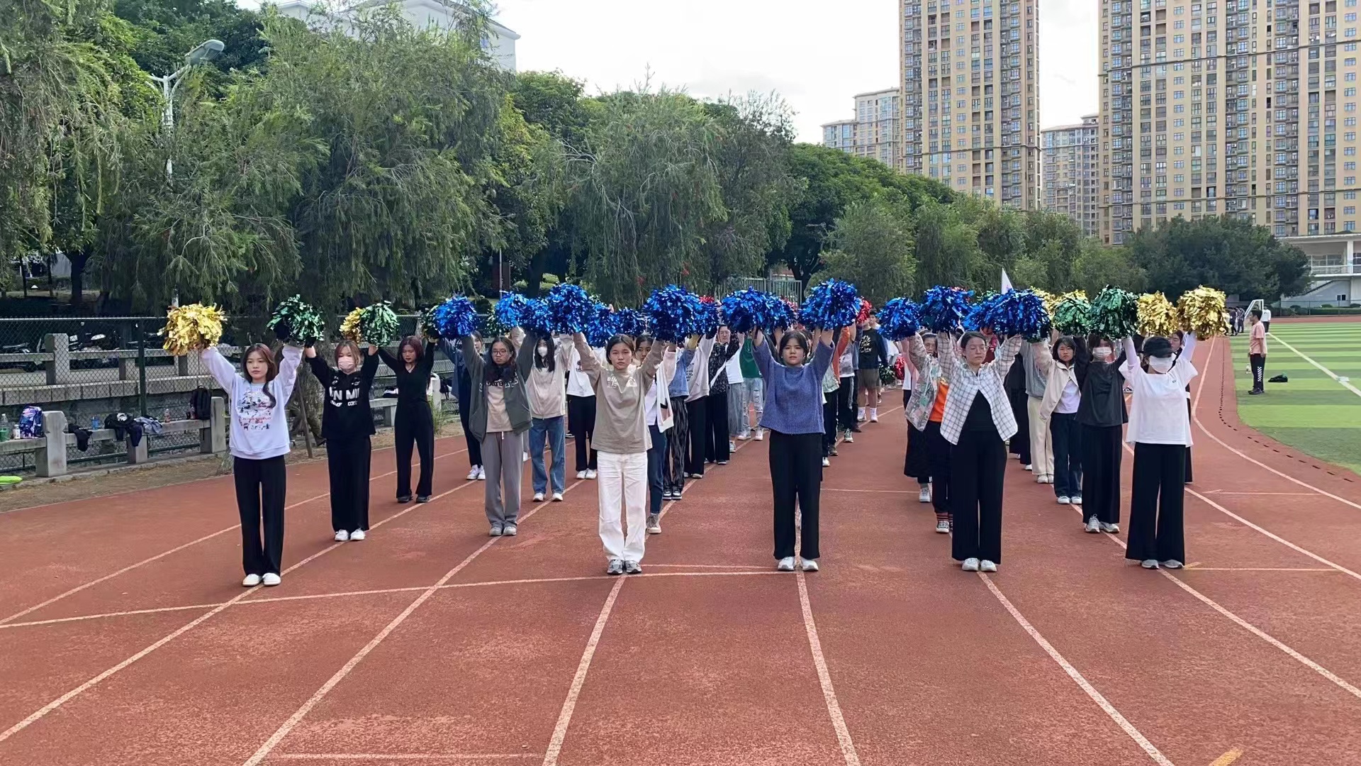 音乐与舞蹈学院学生组织开展校运会方阵训练